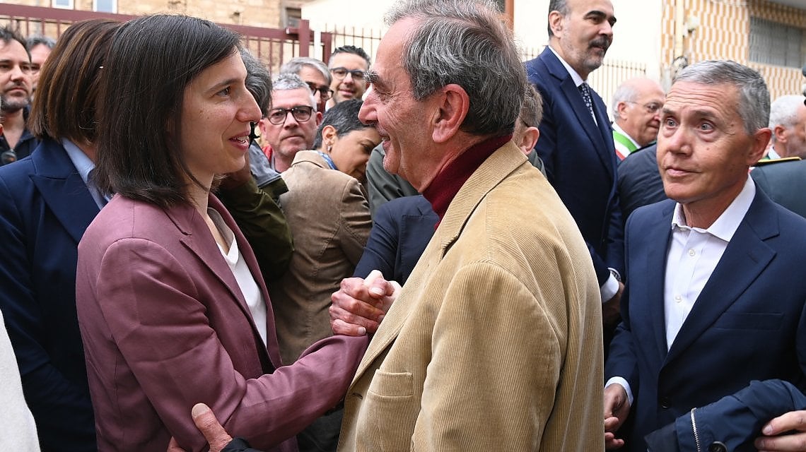 Fuori programma per Schlein a Palermo: dal balcone una signora la ...