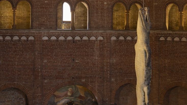 L'ultimo scandalo dell'artista Maurizio Cattelan: il coccodrillo appeso ...