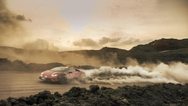 Incredibile Huracán Sterrato, la Lamborghini tuttofare. Ecco come va su ...