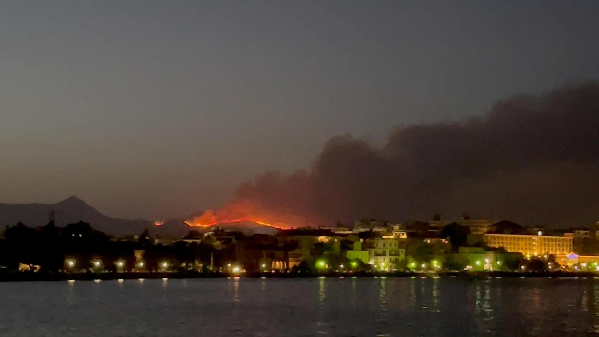 Incendi a Rodi e Corfù e vacanza rovinata: i diritti dei viaggiatori ...
