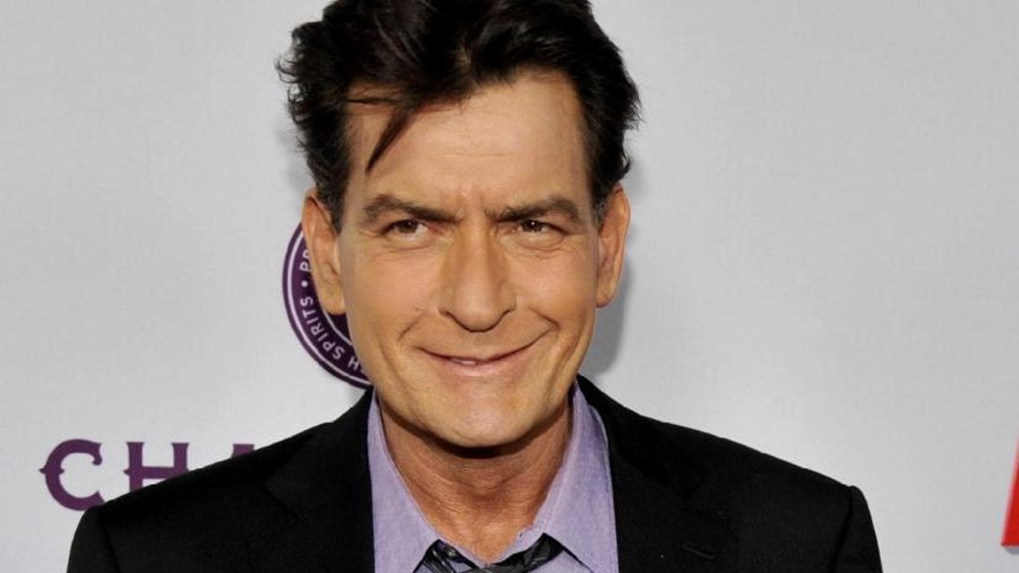 Paura per Charlie Sheen, aggredito in casa da una donna a Malibu - la ...
