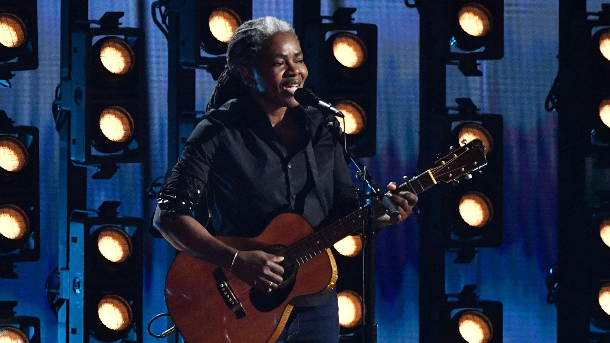 Il grande ritorno di Tracy Chapman ai Grammy: tutti in piedi per la sua ...