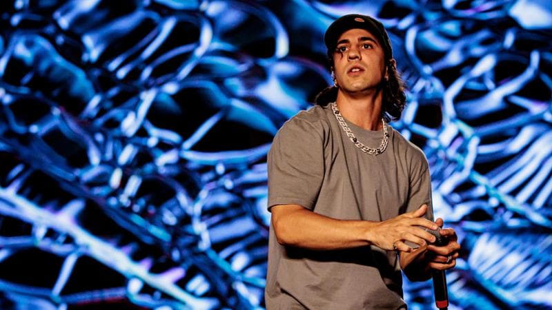Tedua sulla Costa Smeralda a Sanremo: chi è il rapper de La Divina ...