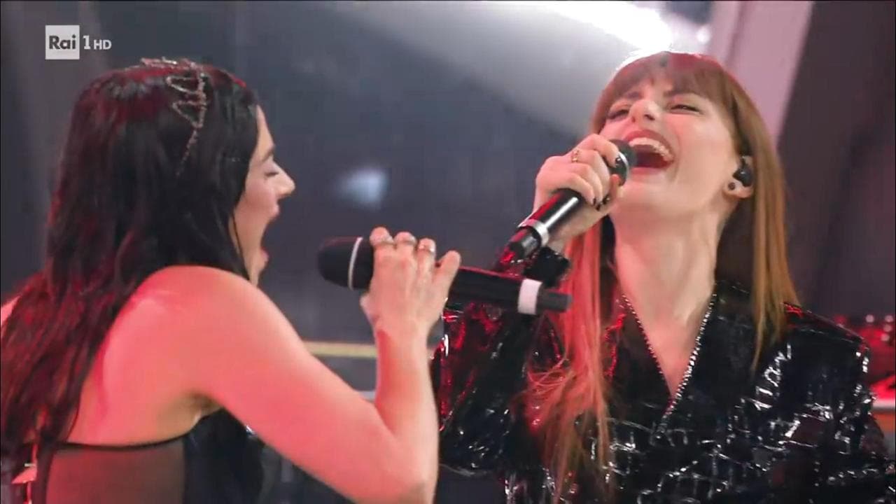 Sanremo 2024, la quarta serata con le cover. Brividi per Angelina Mango ...
