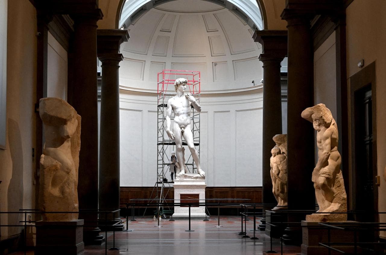 Firenze. La pulitura periodica del David di Michelangelo nella Galleria ...