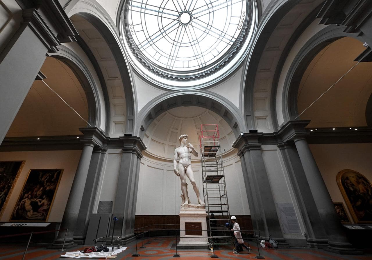 Firenze. La pulitura periodica del David di Michelangelo nella Galleria ...