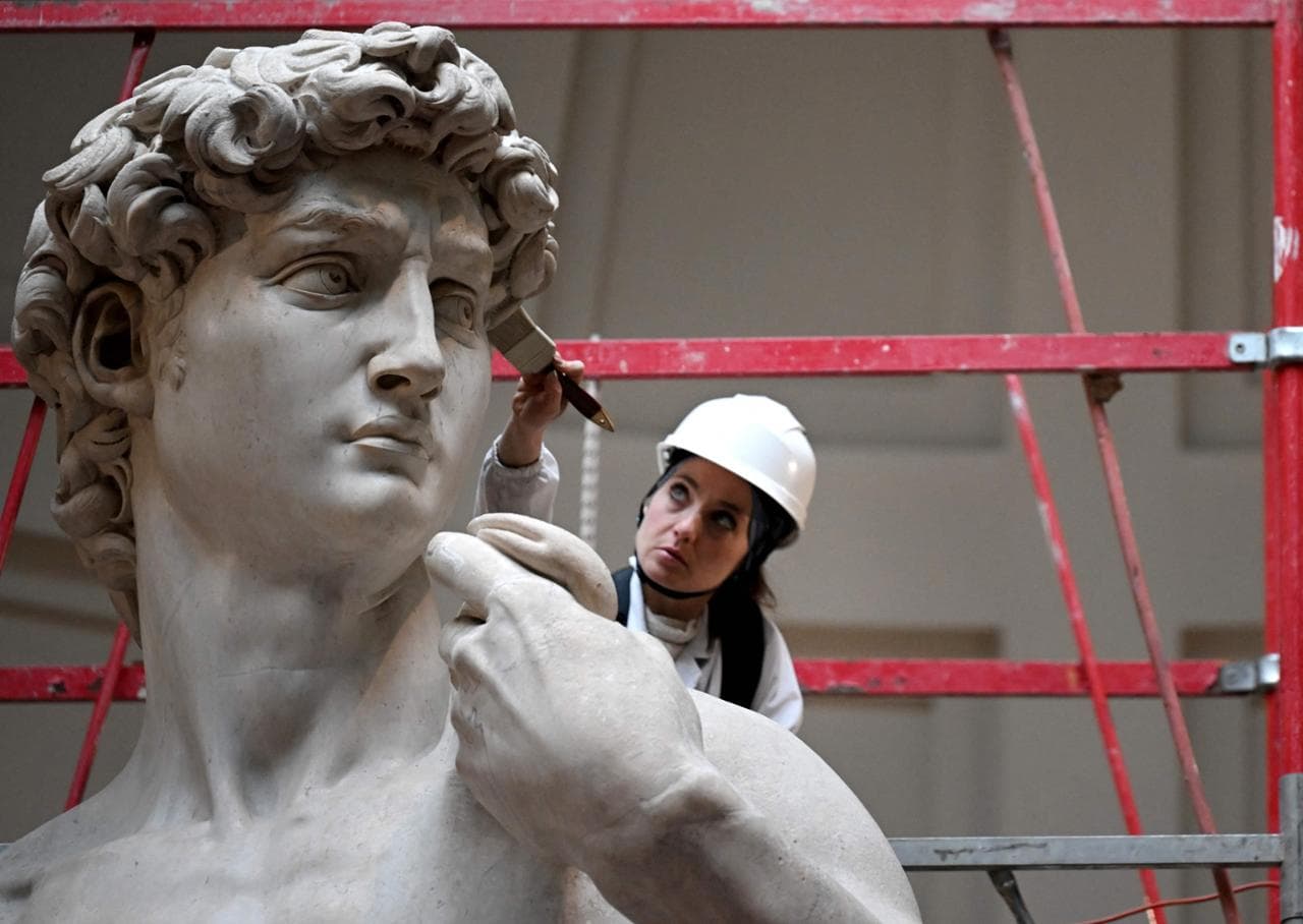 Firenze. La pulitura periodica del David di Michelangelo nella Galleria ...