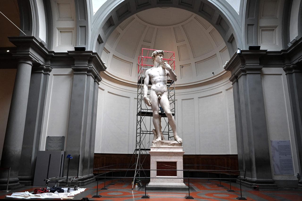 Firenze. La pulitura periodica del David di Michelangelo nella Galleria ...