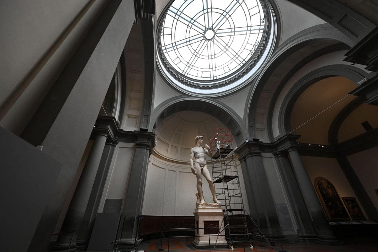 Firenze. La pulitura periodica del David di Michelangelo nella Galleria ...