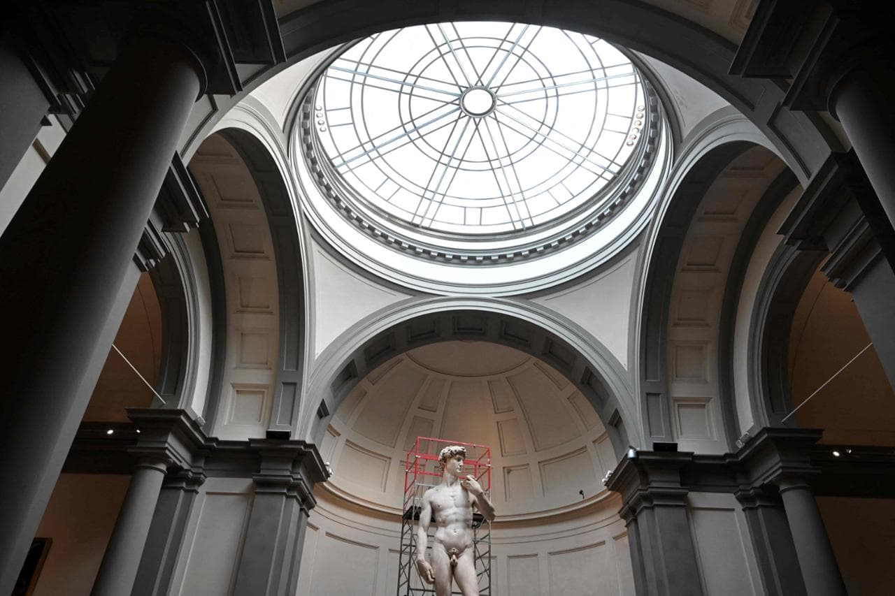 Firenze. La pulitura periodica del David di Michelangelo nella Galleria ...