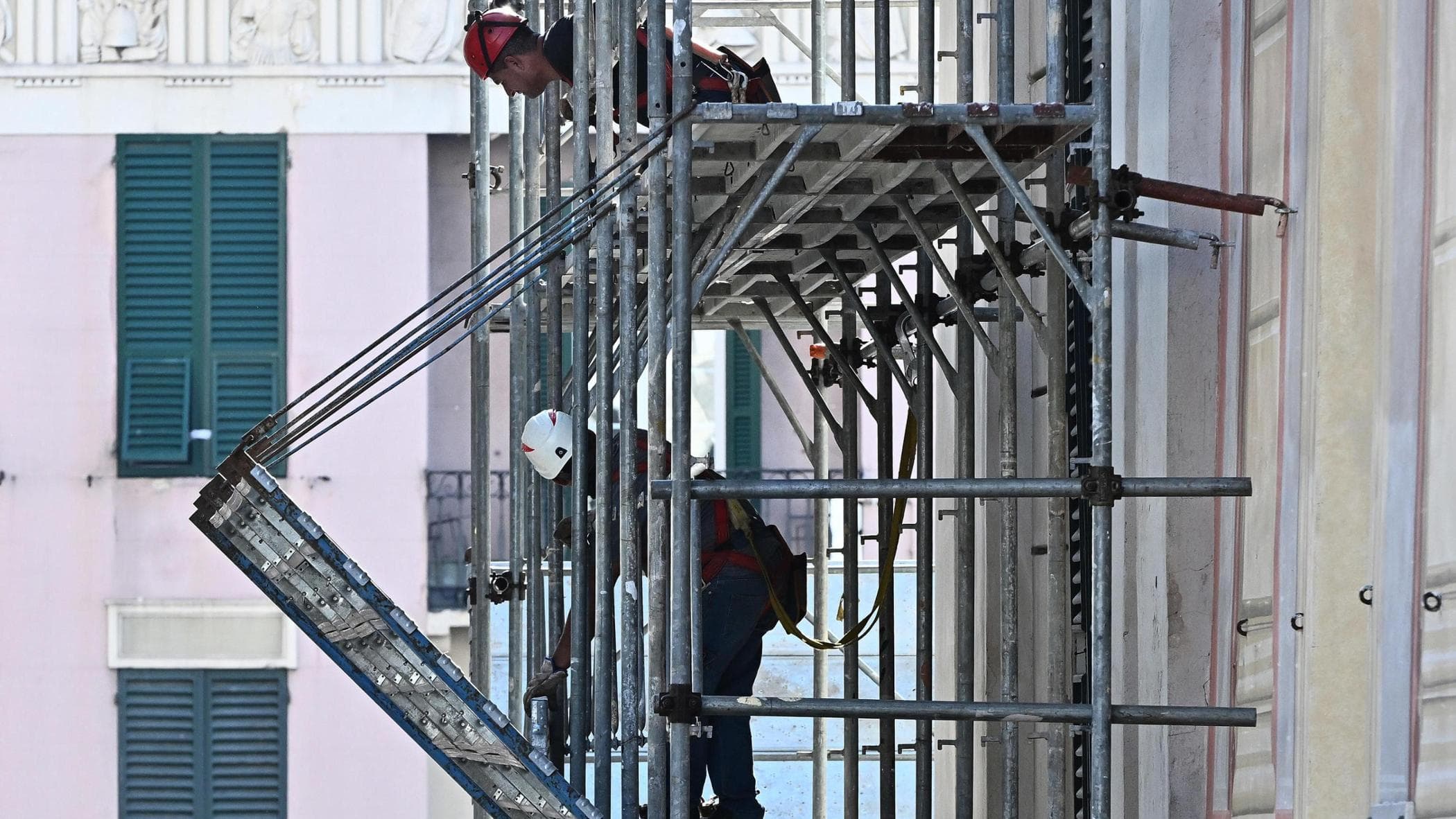 Multe fino a 5mila euro per chi impiega operai irregolari, anche nei ...