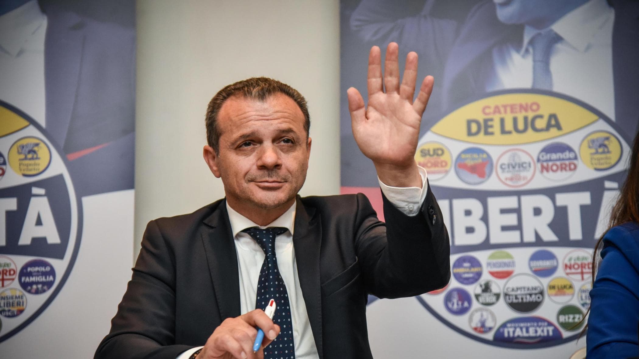 Cateno De Luca, 19 sigle e la campagna elettorale permanente che ...