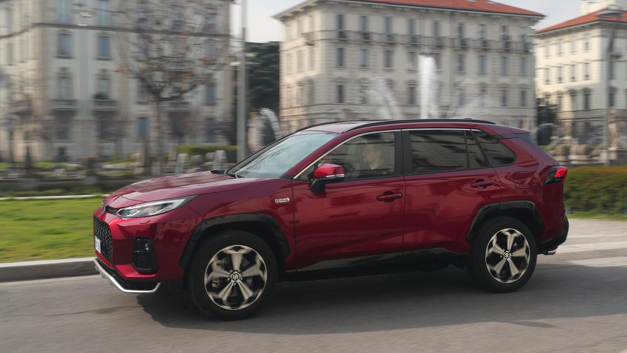 Suzuki Across, il Suv elegante ibrido plug-in da 306 Cv nato dall ...