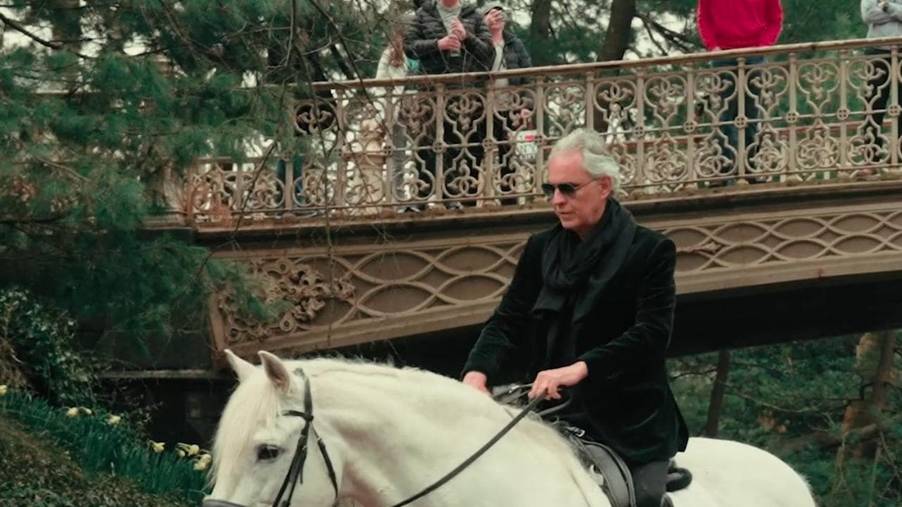Andrea Bocelli sorprende i fan: arriva a cavallo a Times Square - la ...