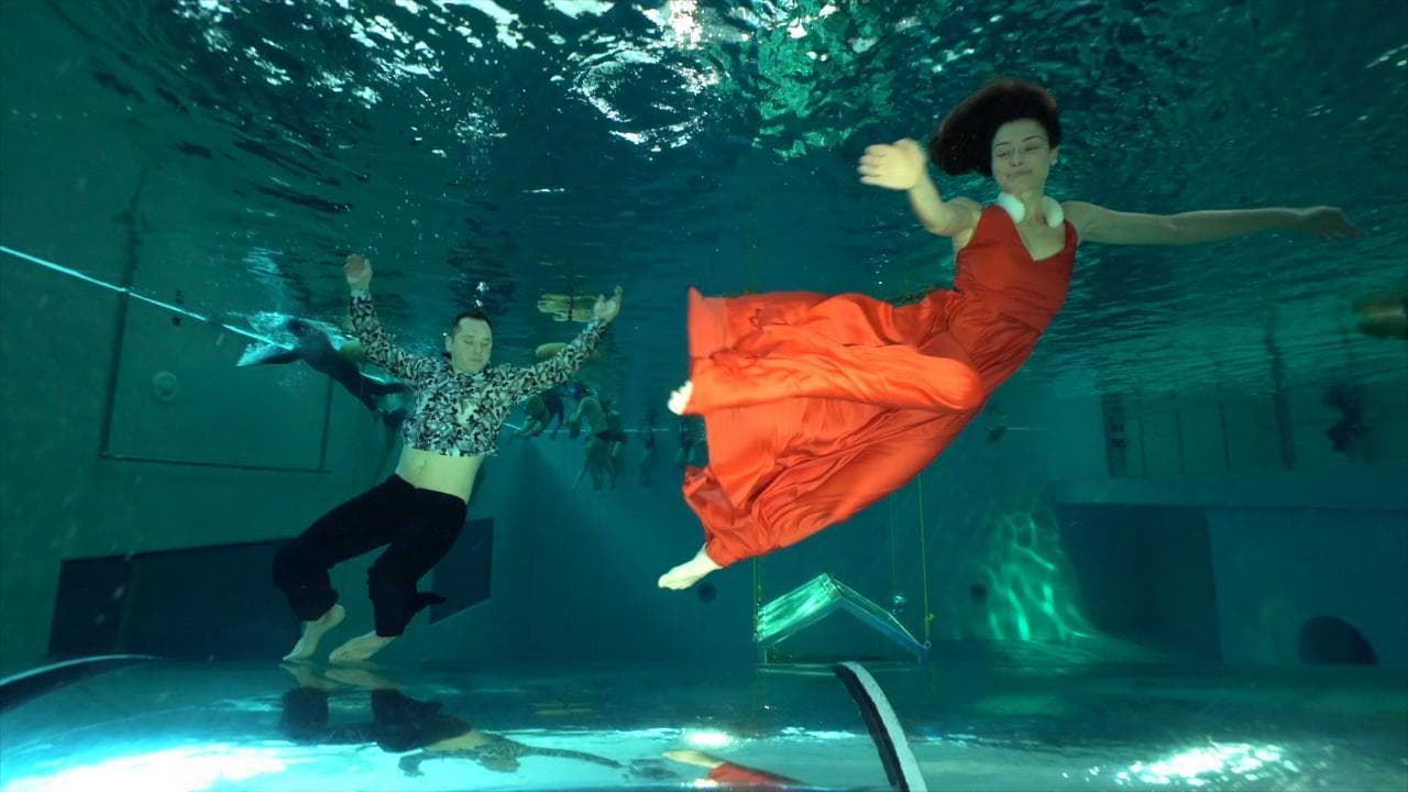 Danza subacquea da record mondiale: ballano in apnea per 3 minuti e 28 ...