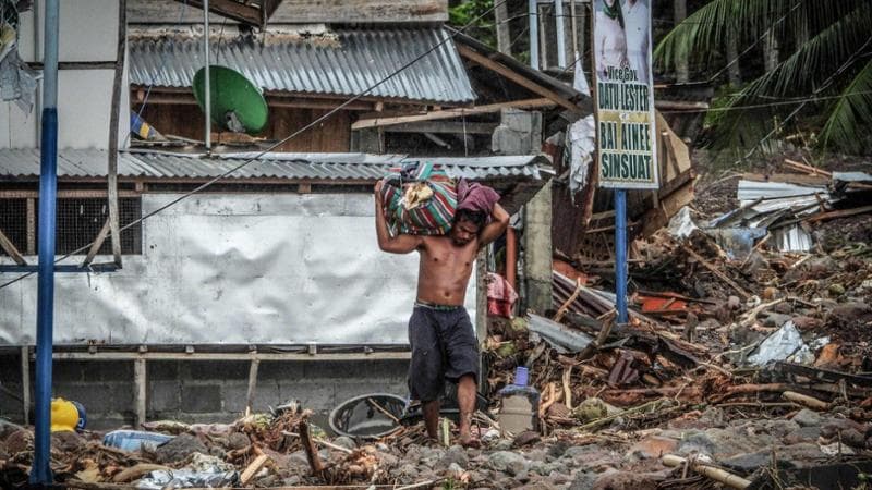 Filippine, la furia del tifone Carina sull'area metropolitana di Manila ...