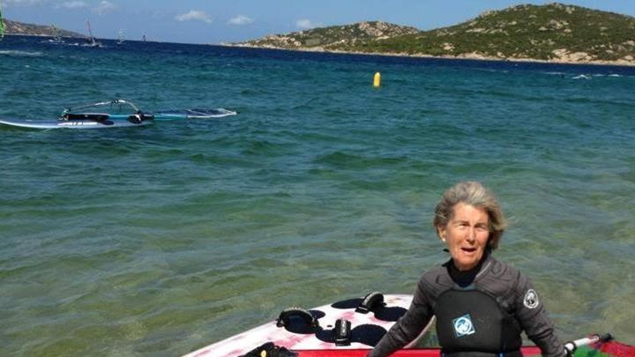 ‘Mariuccia’ Carla Rivano a 98 anni è la windsurfista più anziana d ...