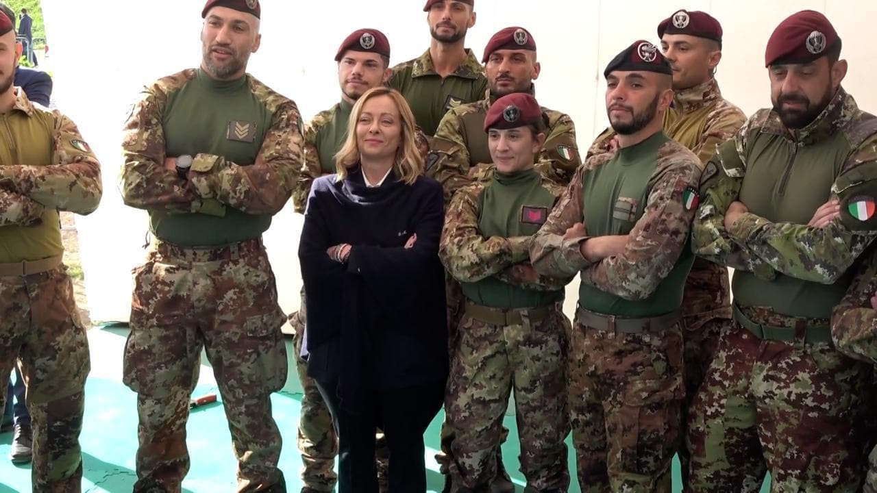 Meloni assiste a una dimostrazione del Metodo di combattimento militare ...