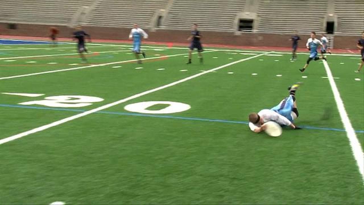 Usa, il ricevitore come Superman: afferra il frisbee in tuffo - la ...