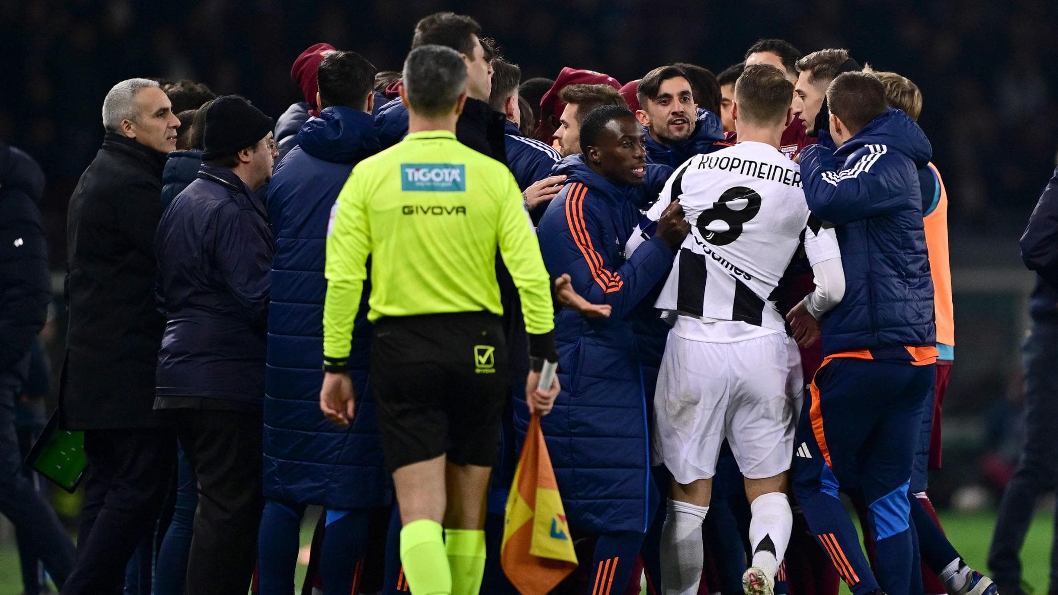 Motta and Vanoli Sent Off in Torino-Juventus Derby Brawl - Archysport