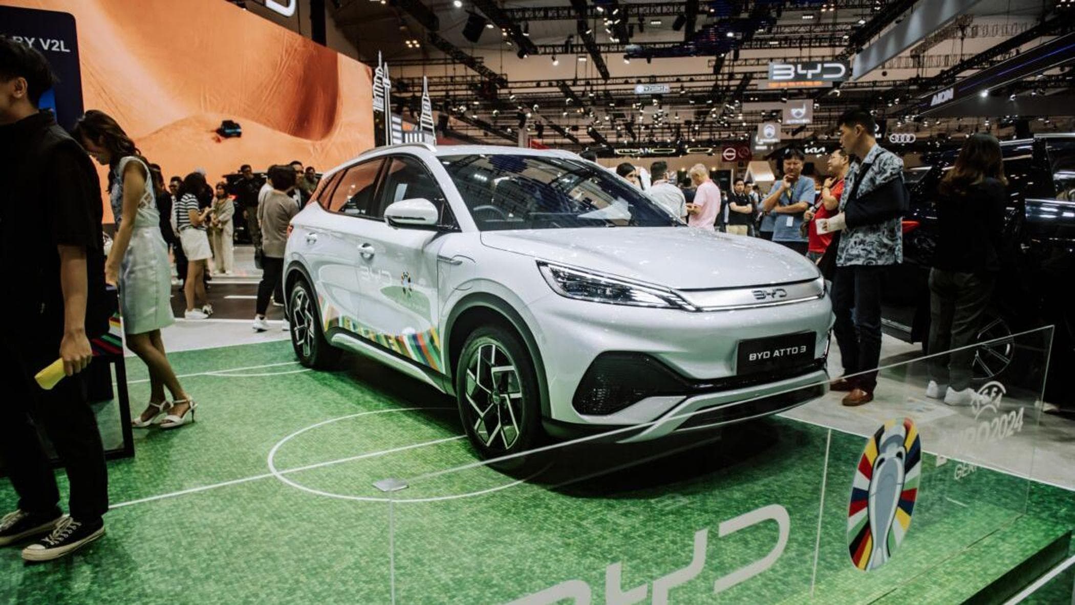 Byd adotta l’IA di DeepSeek e lancia la sfida dei prezzi con la guida ...