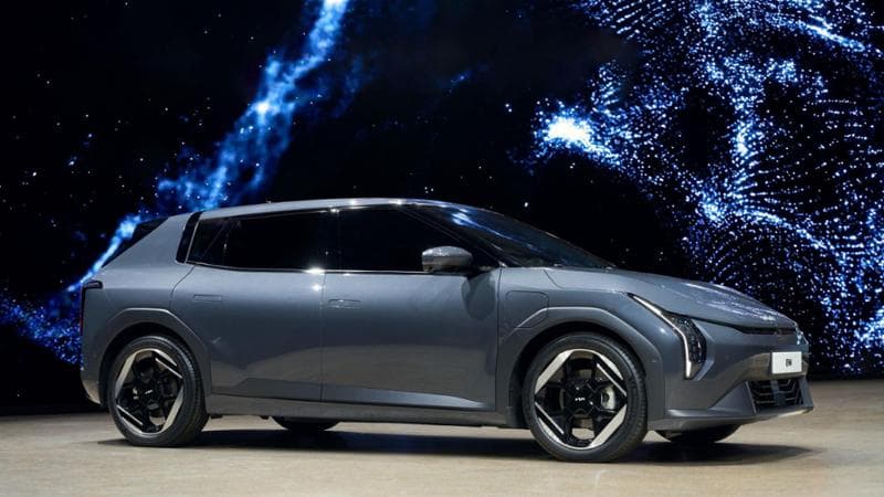Kia avanti a tutto elettrico in Europa con EV2 e EV4 hatchback e sedan ...