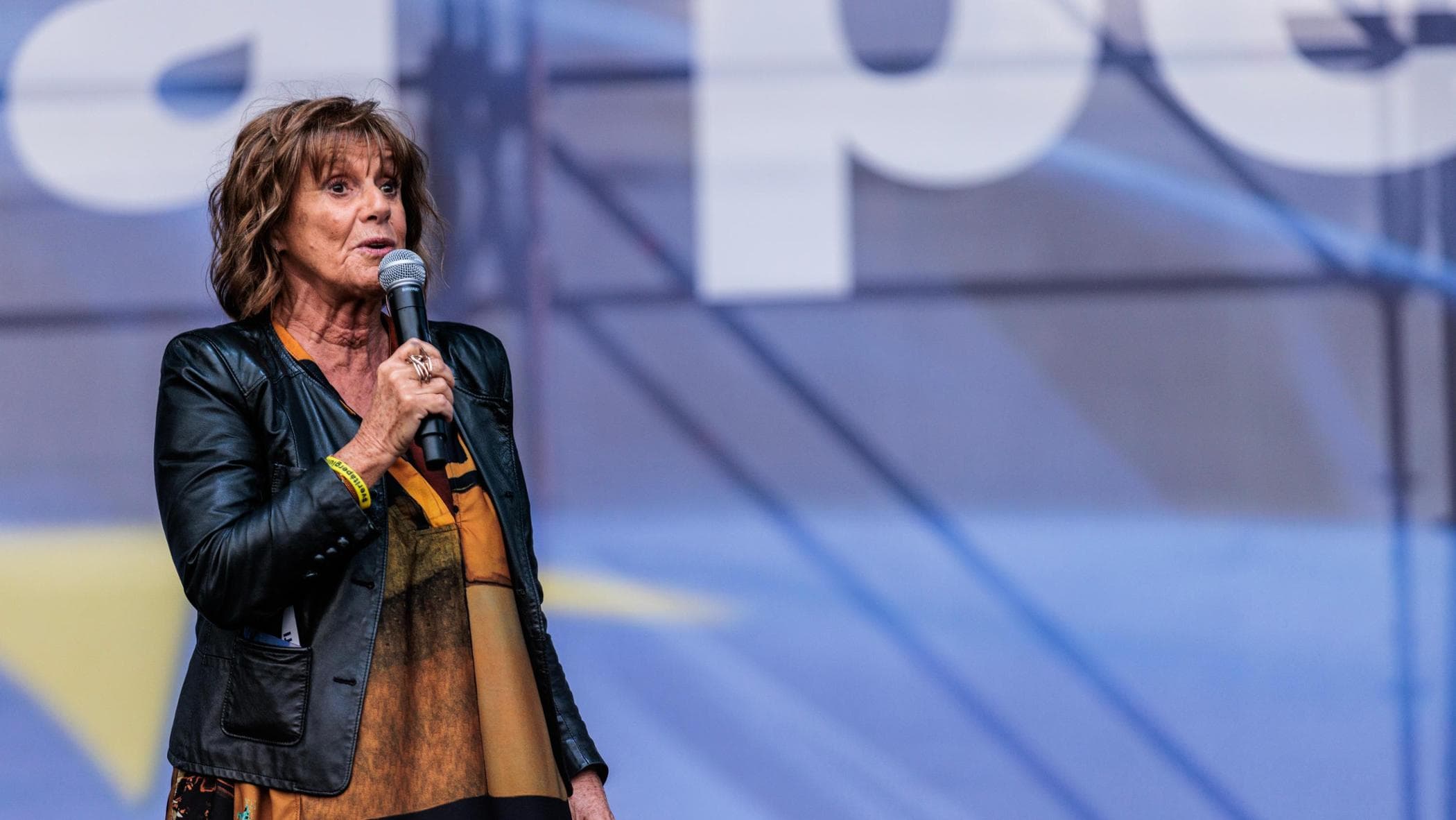 Lella Costa, dai girotondi alla piazza per l’Europa: “Non perdiamoci di ...