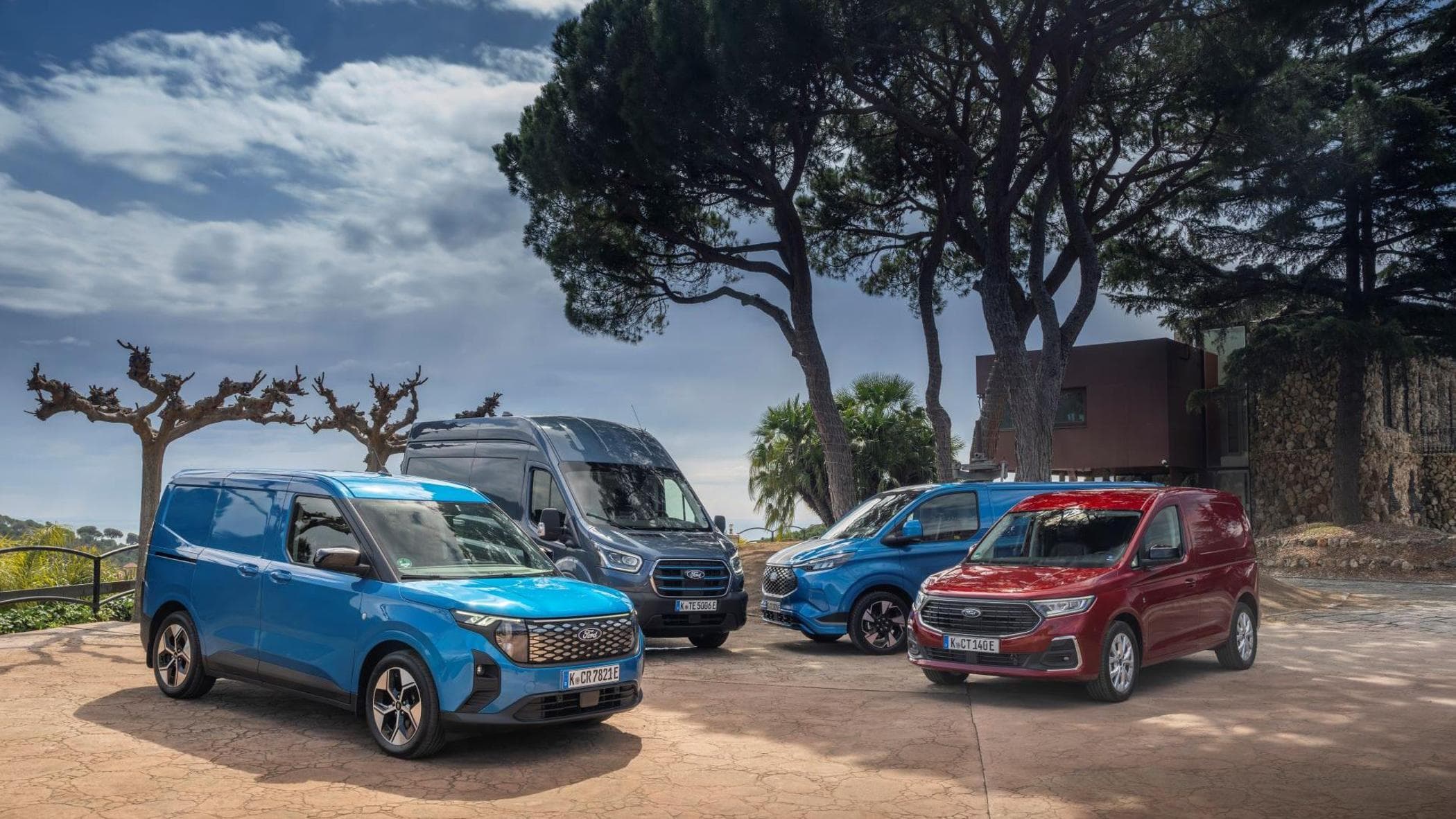 Furgoni Ford Transit, 60 anni e non sentirli con la gamma a batteria ...