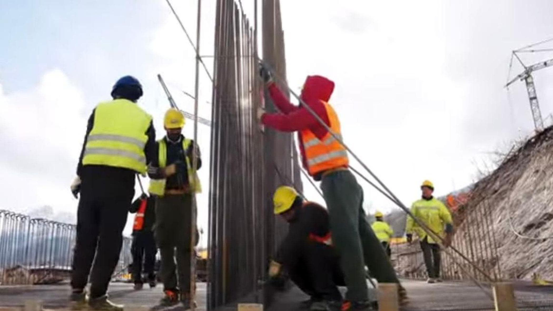 Operai dall'Africa e dal Kosovo per la pista di bob di Cortina - la ...