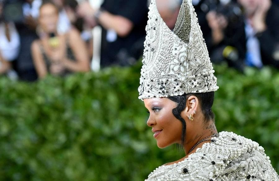 La mitra indossata da Rihanna al Met Gala? Un prestito del cardinale ...