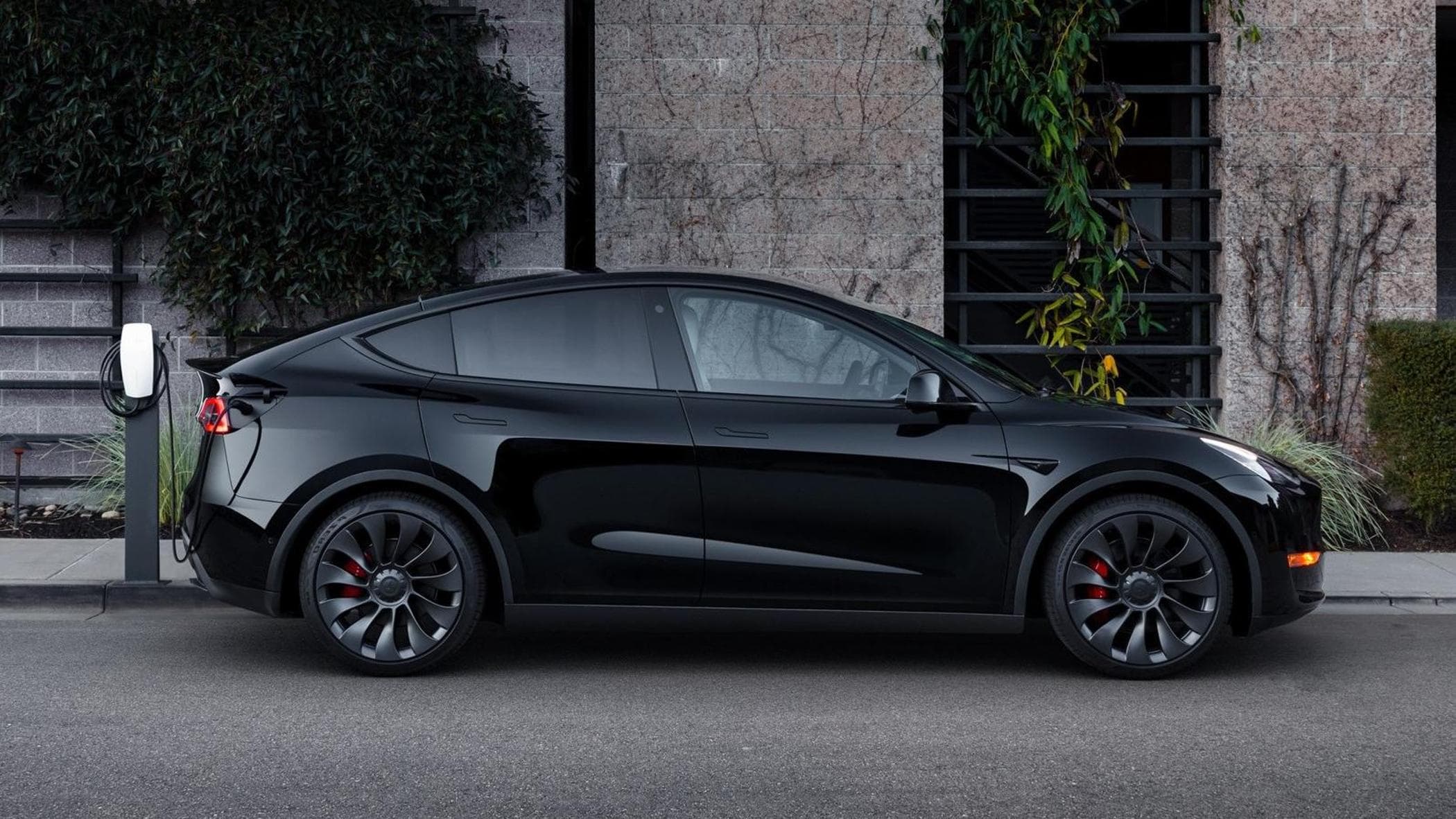 Dalla fabbrica a casa: Musk annuncia la prima Tesla che arriva a ...