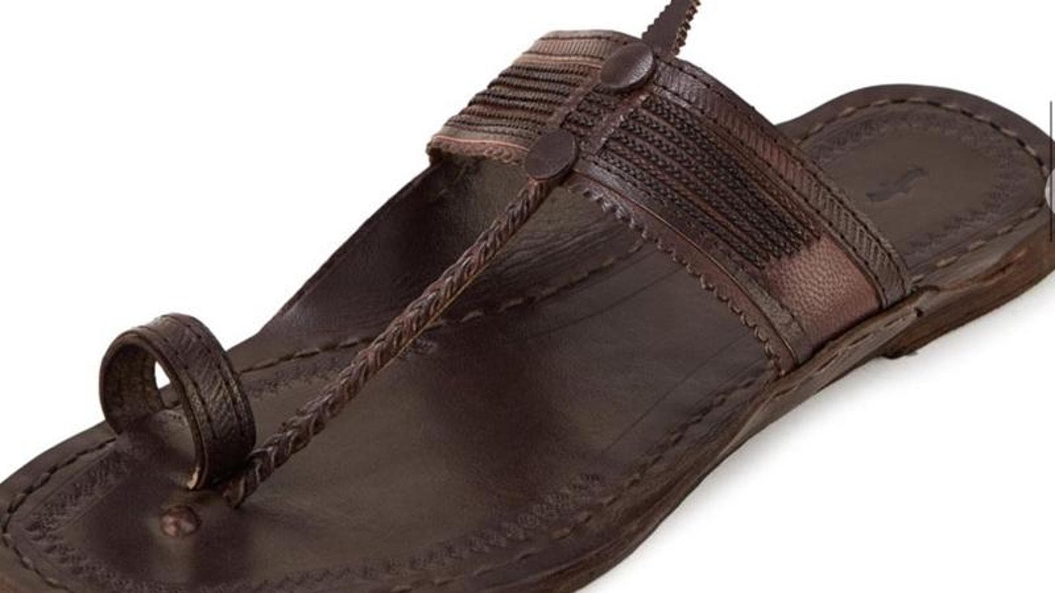 Il “sandal scandal” di Prada sui Kholapuri e l’accusa di furto ...