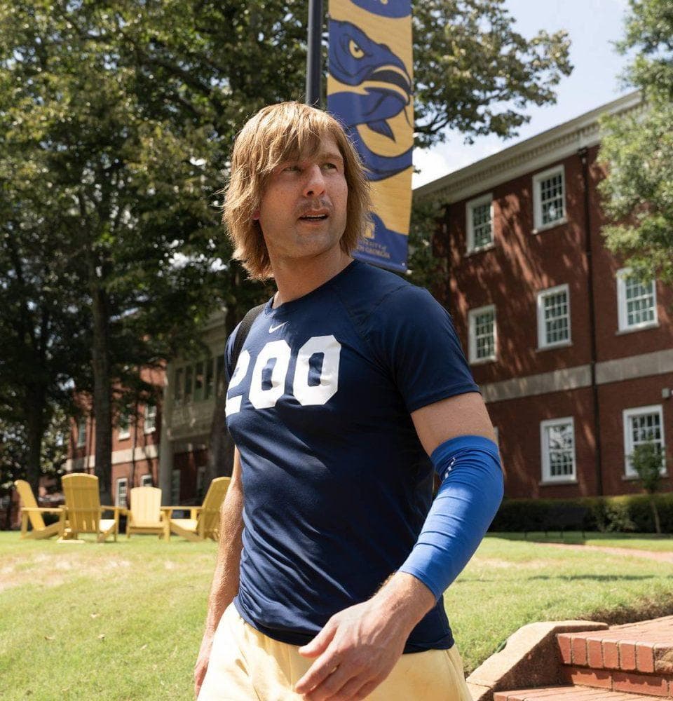 “Chad Powers”, Glen Powell: l’attore di “Top gun” e “Tutti tranne te ...