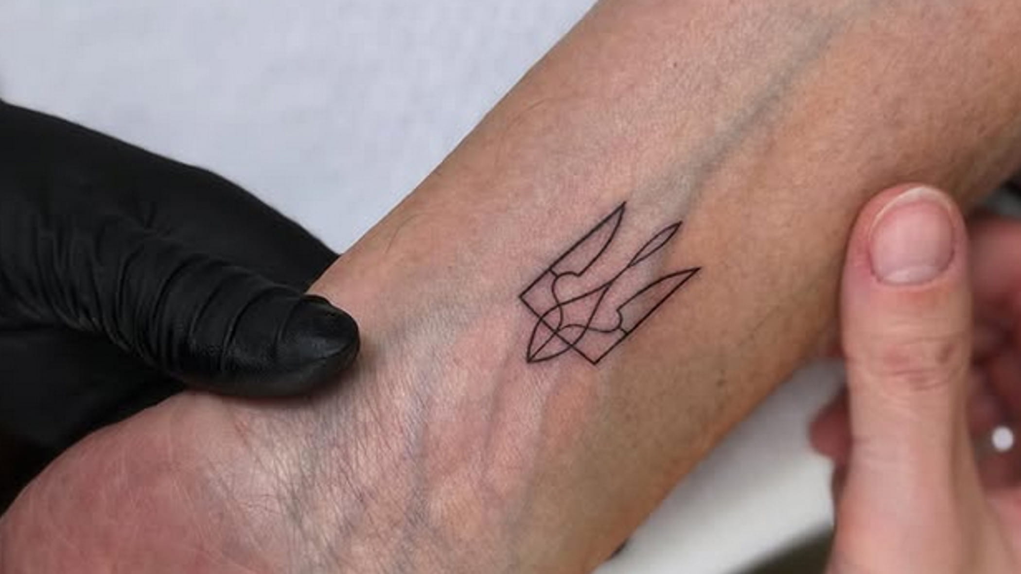 Il nuovo tatuaggio di Calenda: sul polso il simbolo dell'Ucraina - la ...