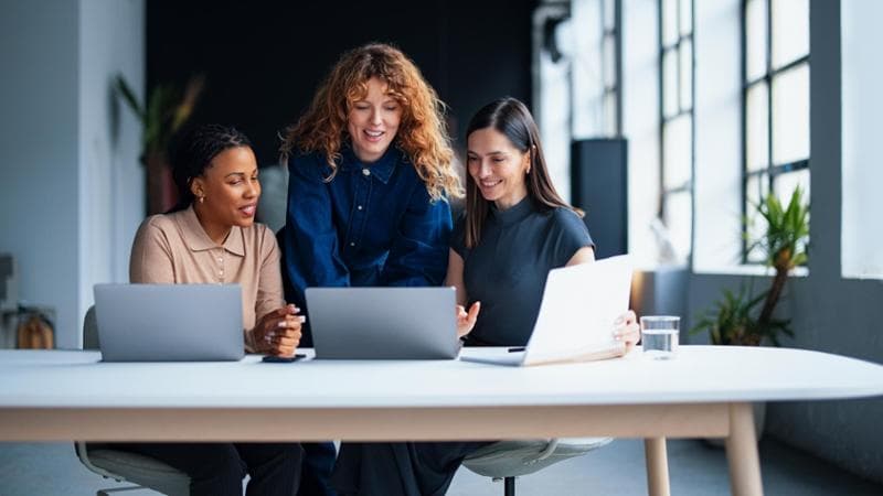 Gender pay gap: nel lavoro dipendente le donne guadagnano 8 mila euro ...