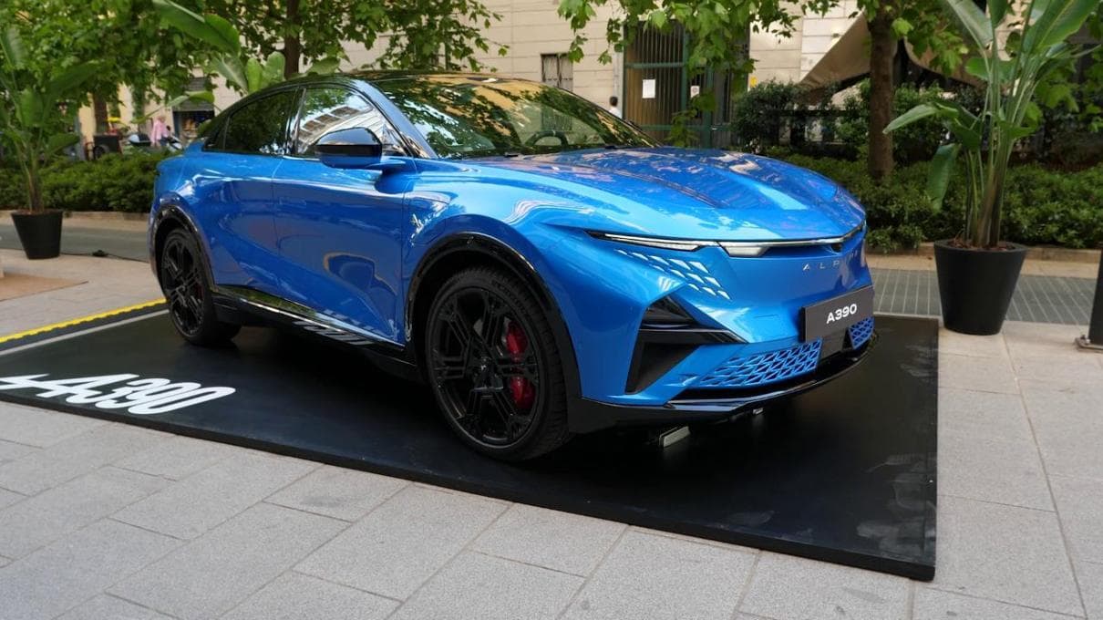 Alpine lancia la A390 con una mostra tra immagini e algoritmi alla ...