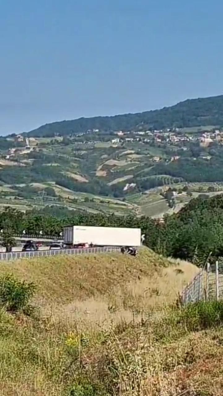 Tir sfonda il guard-rail sulla Napoli-Bari e resta in bilico: A16 ...