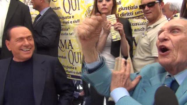 Pannella fa gesto dell'ombrello a Marco Travaglio - la Repubblica