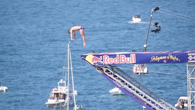 Polignano, lo spettacolo dei tuffi - la Repubblica