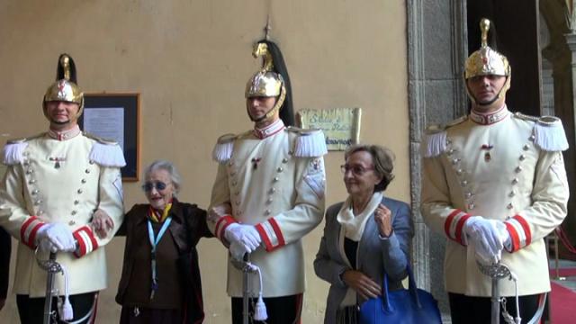 Mattarella a Napoli, corazzieri in posa con la nonnina - la Repubblica