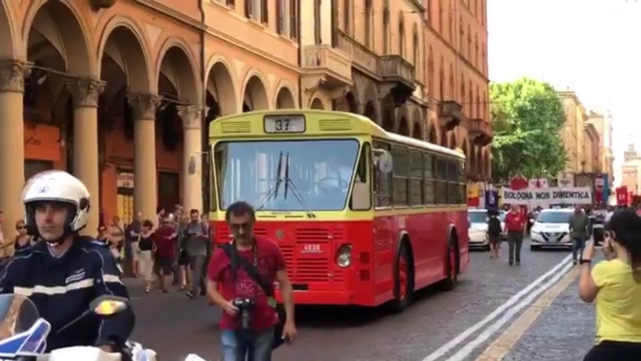 Bologna ricorda la strage del 2 agosto 1980: il bus 37 apre il corteo ...