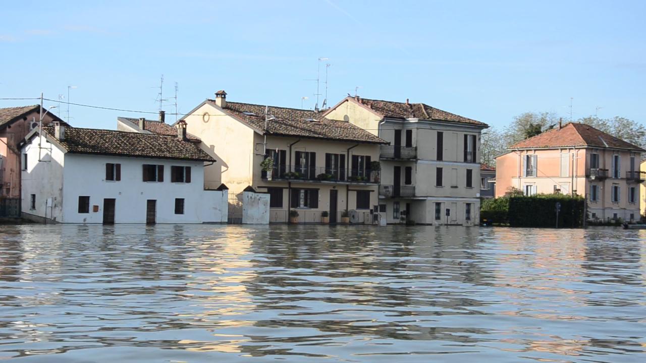 La piena del Ticino in Borgo vista dal fiume - La Provincia Pavese