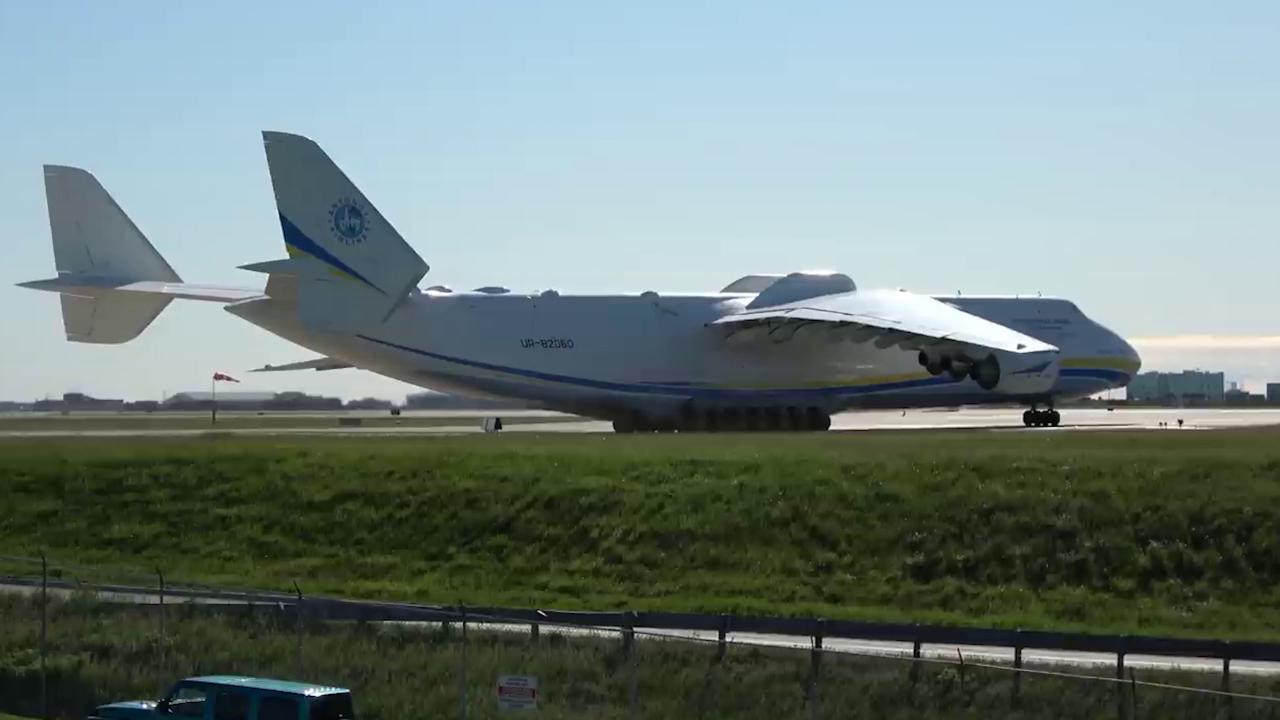 Le manovre e il decollo dell'aereo cargo più grande e pesante del mondo ...