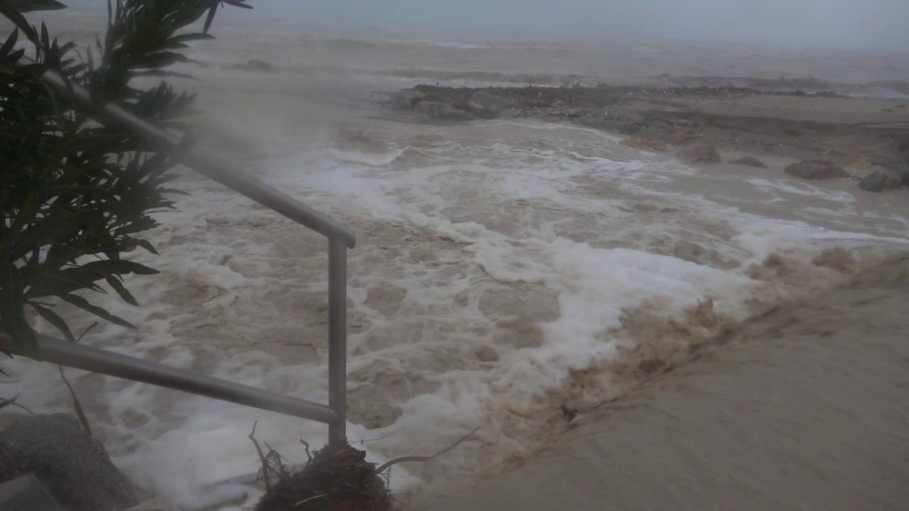Calabria, fiumi in piena il fango si riversa in mare - La Stampa