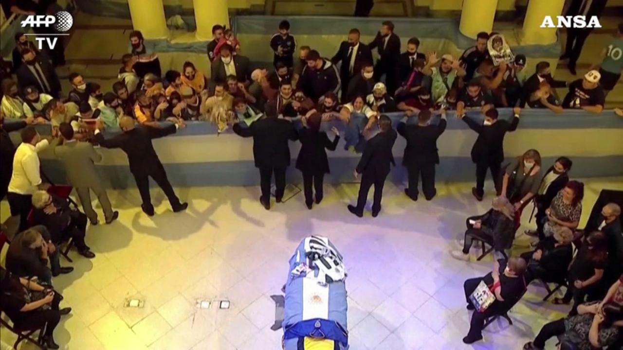 Maradona, la camera ardente alla Casa Rosada è piena di maglie col ...