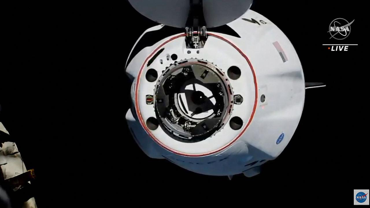 SpaceX, la Crew Dragon 2 attracca alla Stazione Spaziale Internazionale ...