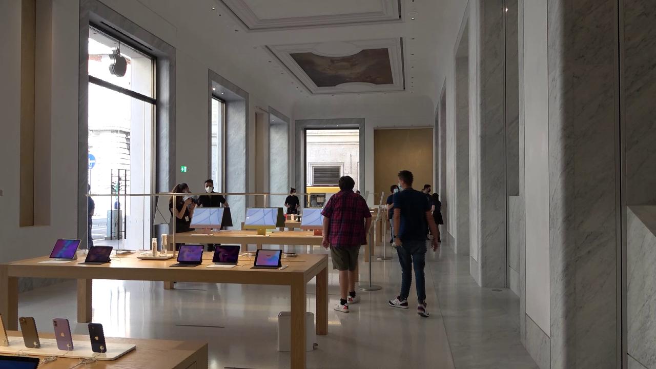 Per il nuovo Apple Store nel cuore di Roma, il pellegrinaggio dei fan ...