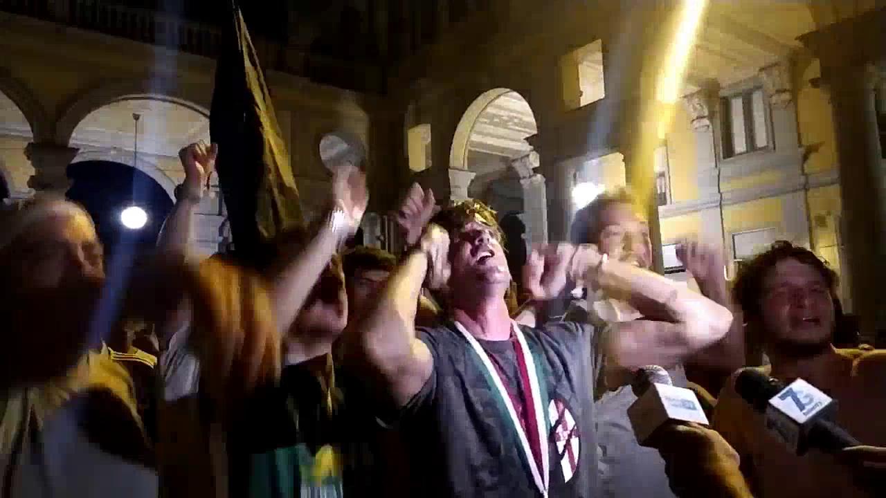 Il presidente dell'Alessandria calcio, Luca Di Masi canta con i tifosi ...