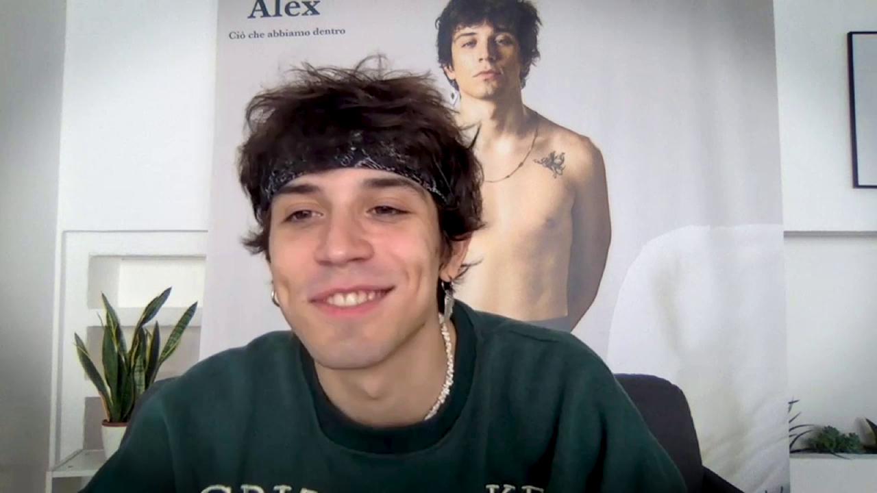 Alex: "Canto per tutte le persone che accendono le luci del mondo" - Il ...