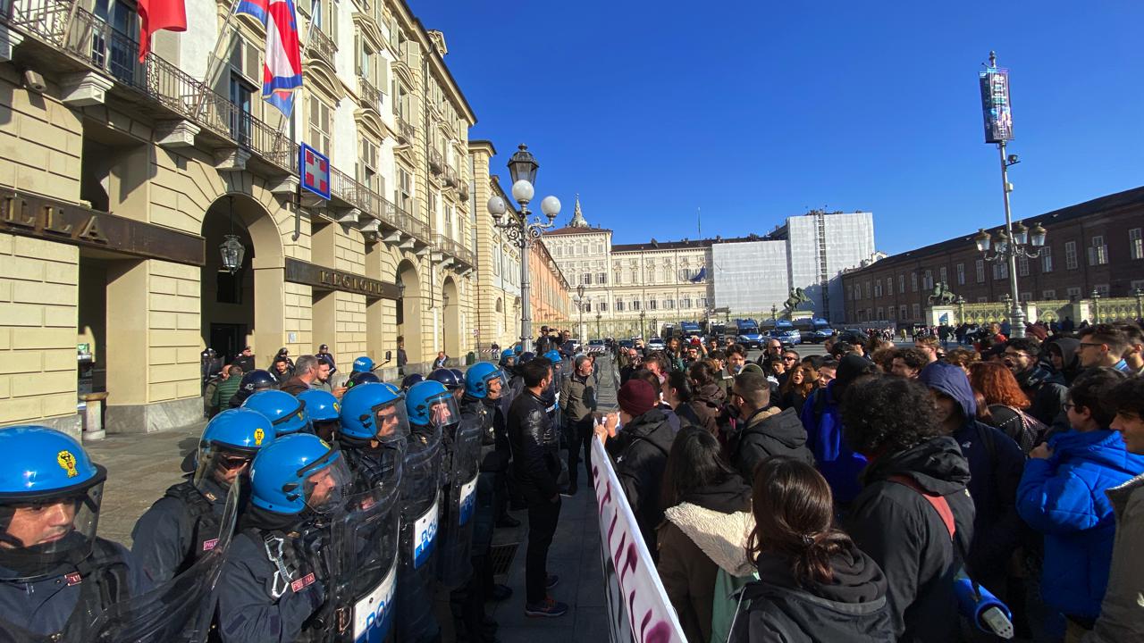 Corteo in centro a Torino contro il caro mensa per gli studenti ...